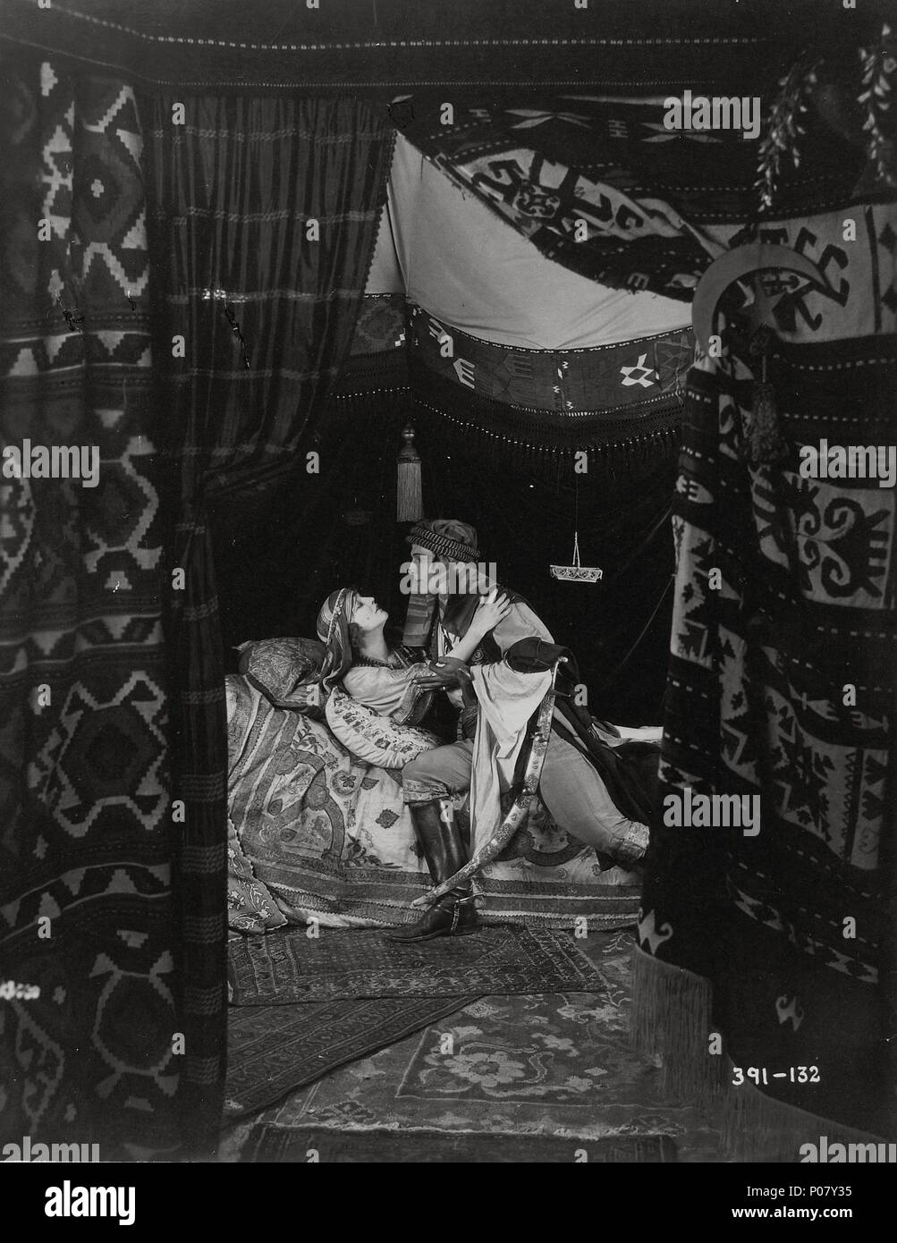 Rudolph valentino sheik 1921 hi-res stock photography and images - Alamy