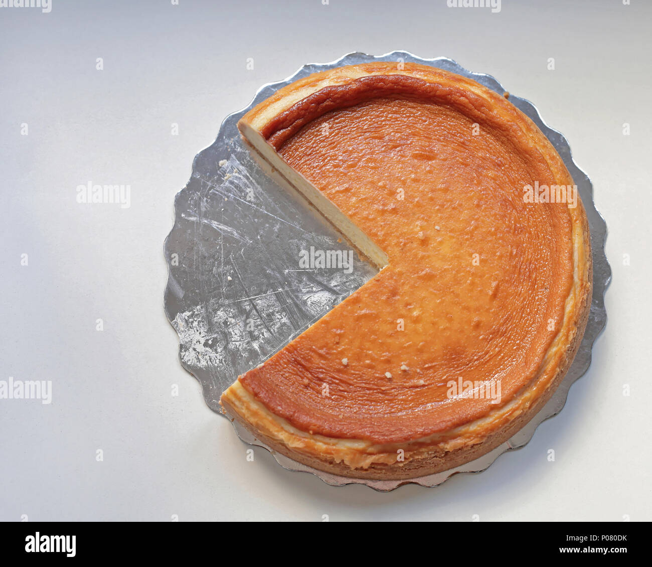 Round Cheese Cake Without One Missing Slice Stock Photo - Alamy