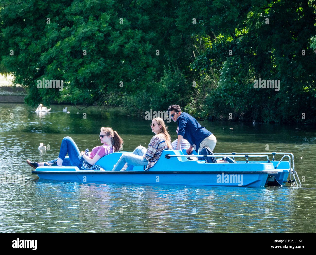 Regent's park boating lake hi-res stock photography and images - Alamy