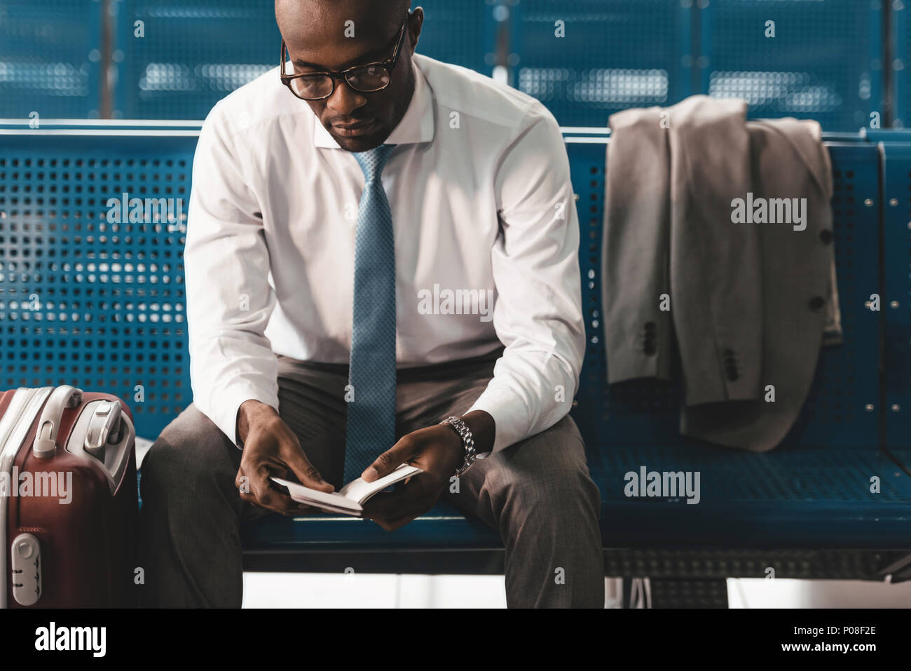 Airport reading book hi-res stock photography and images - Alamy