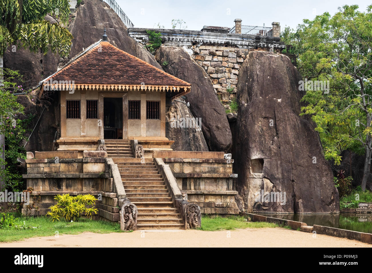 Sri lanka anuradhapura isurumuniya rock hi-res stock photography and images - Alamy
