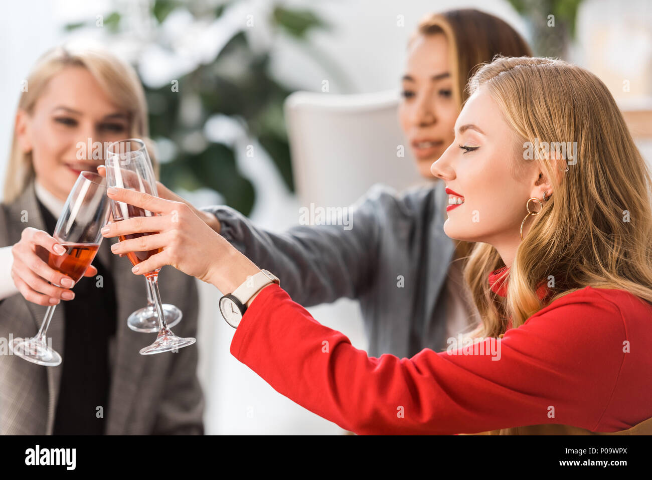 Clinking champagne glasses hi-res stock photography and images - Alamy