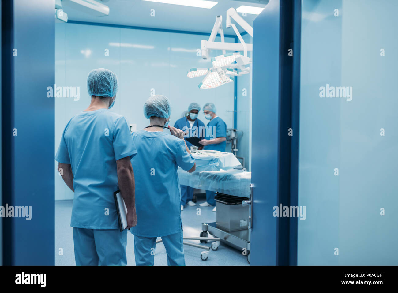 Surgeons in operating room hi-res stock photography and images - Alamy