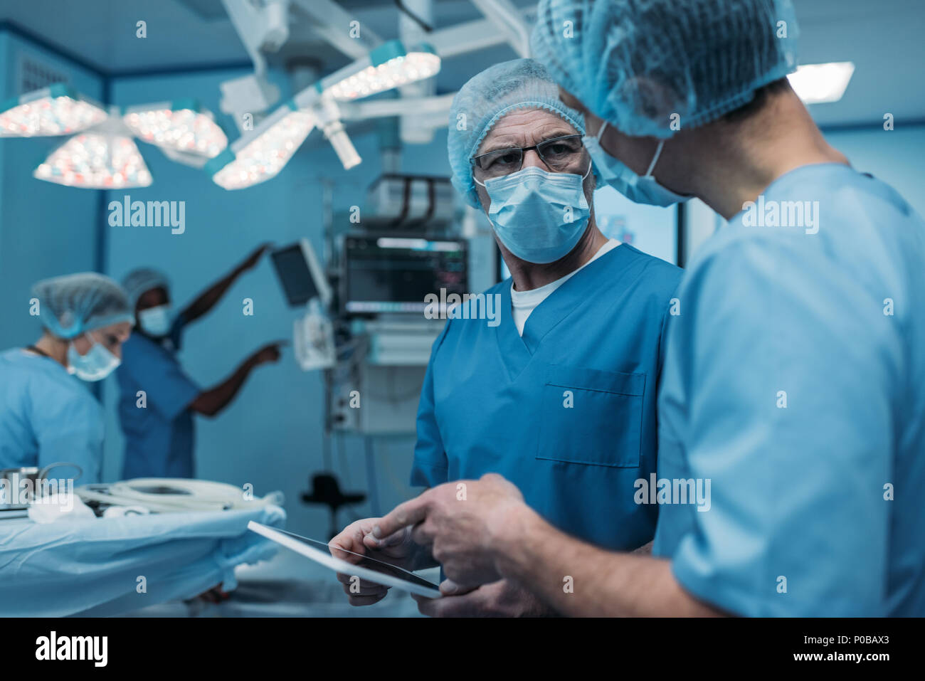 doctors using tablet in surgery room Stock Photo - Alamy