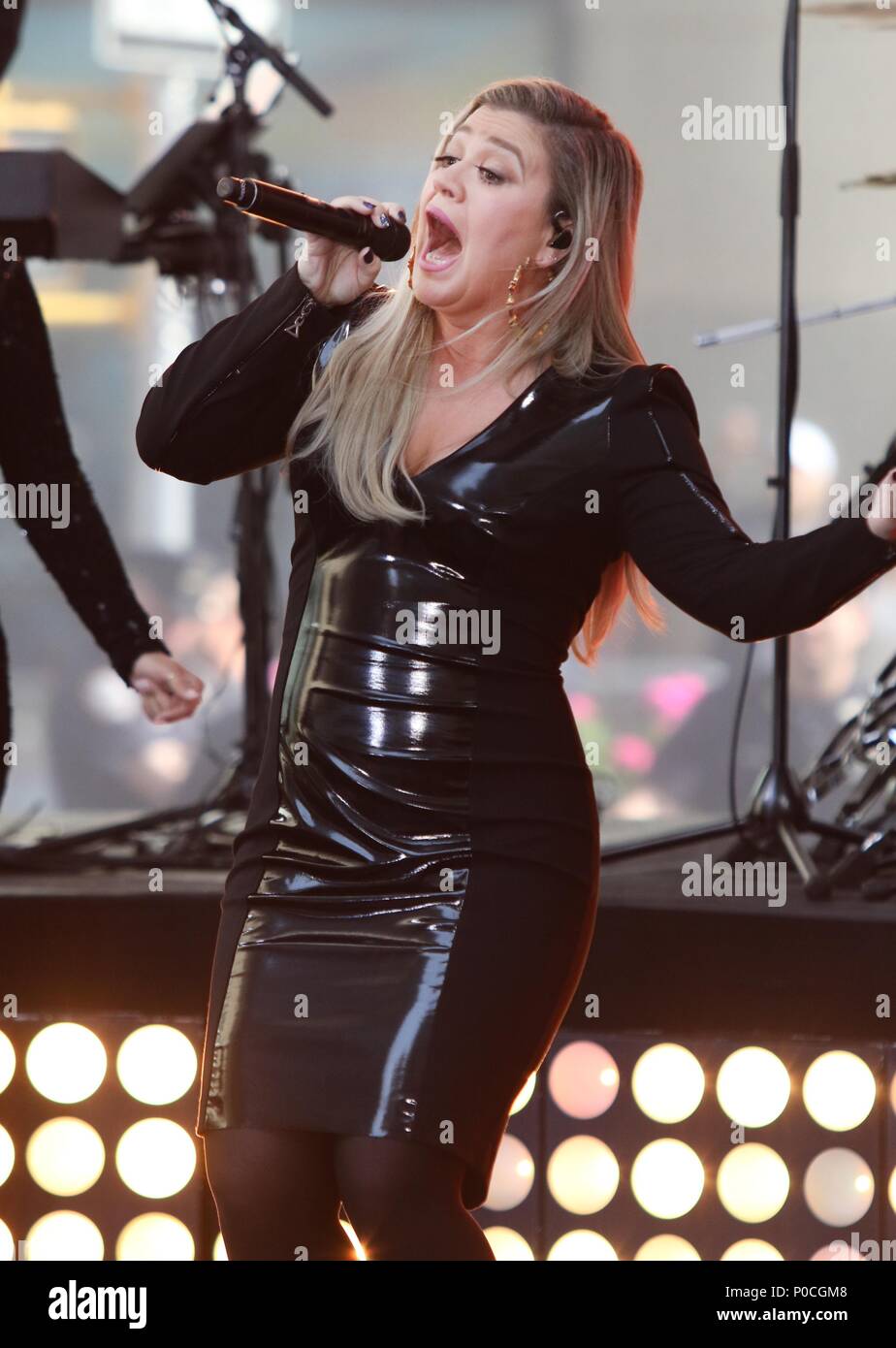 Kelly Clarkson performing on NBC ''Today Show'' at Rockefeller Plaza 6 ...