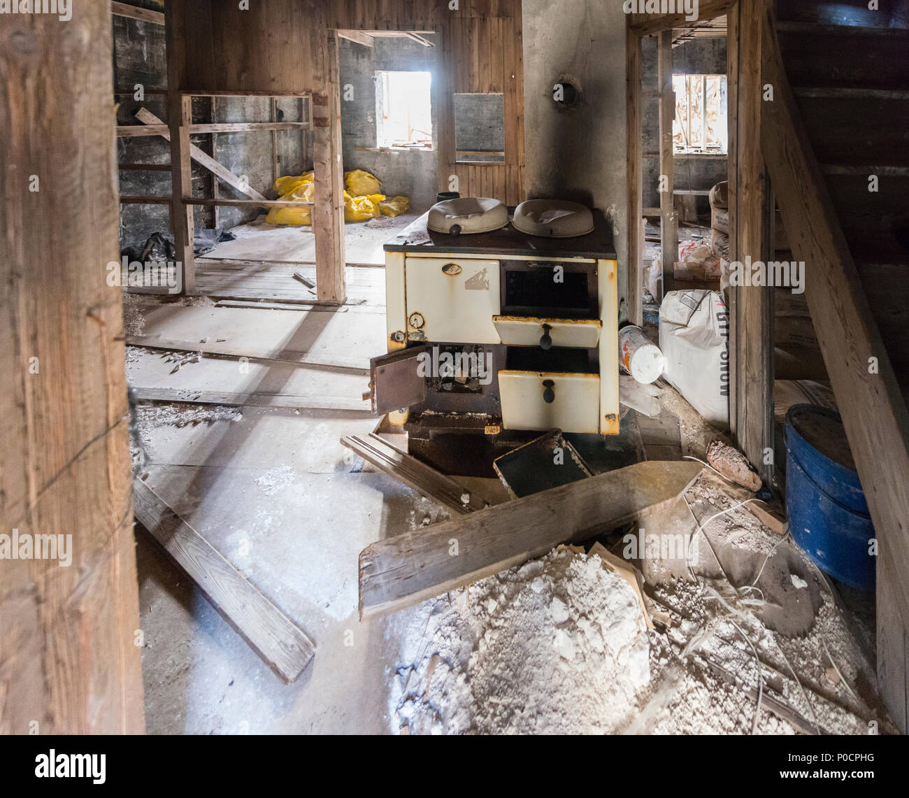 Dilapidated house interior hi-res stock photography and images - Alamy