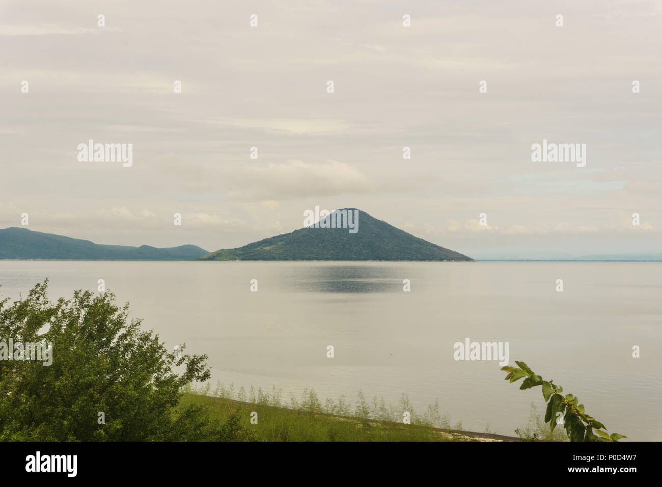 Momotombo and Momotombito volcanoes across Lake Managua Stock Photo - Alamy