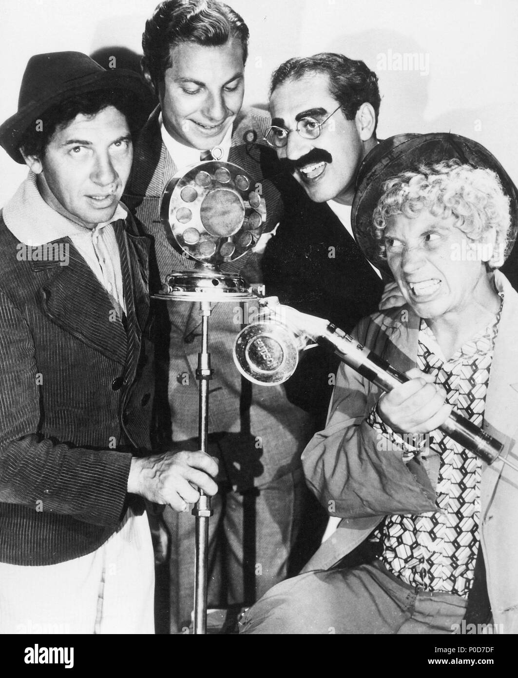 Stars: HARPO MARX; THE MARX BROTHERS; CHICO MARX; GROUCHO MARX; ZEPPO ...