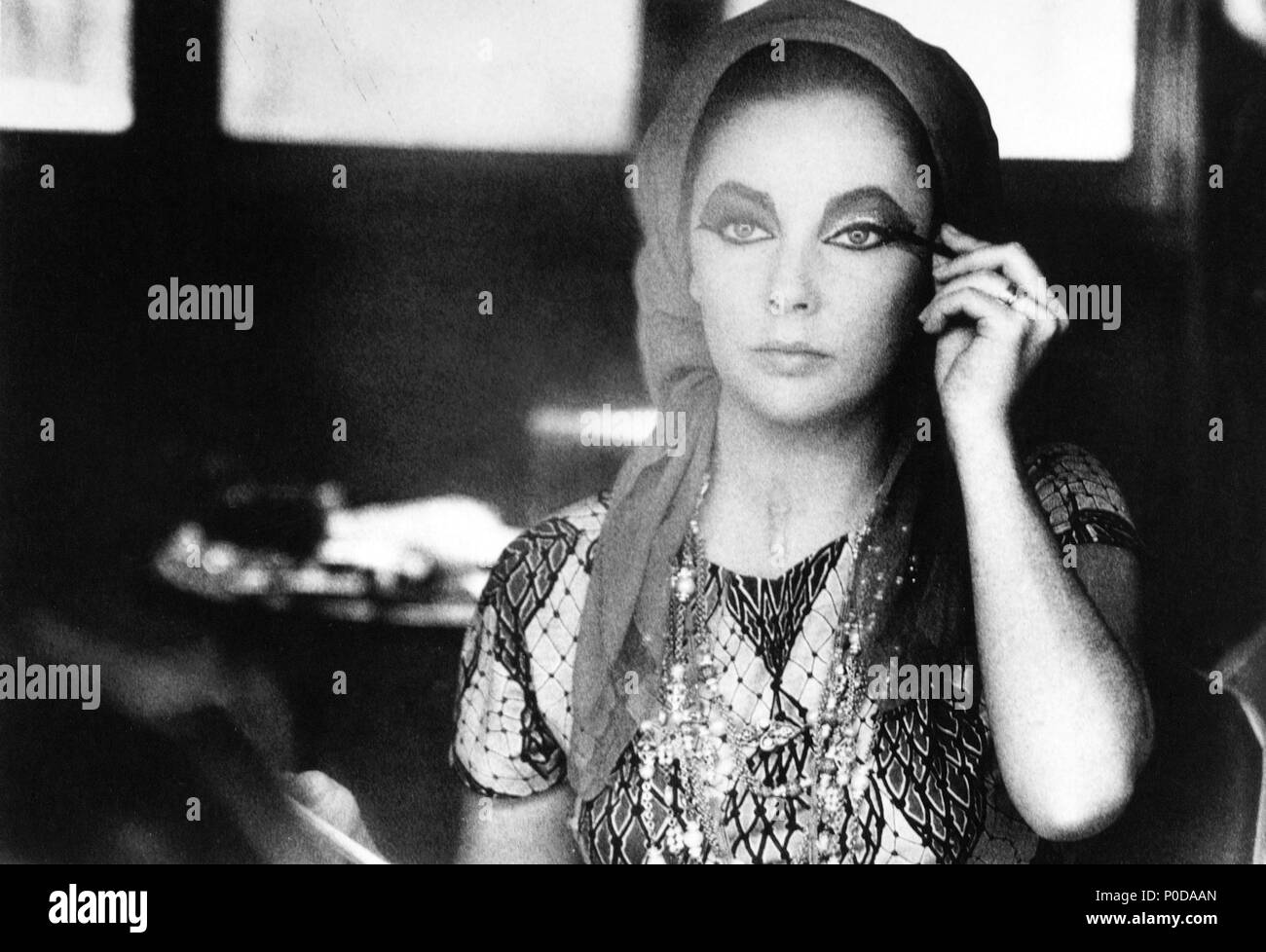 Elizabeth taylor on set of cleopatra hi-res stock photography and ...