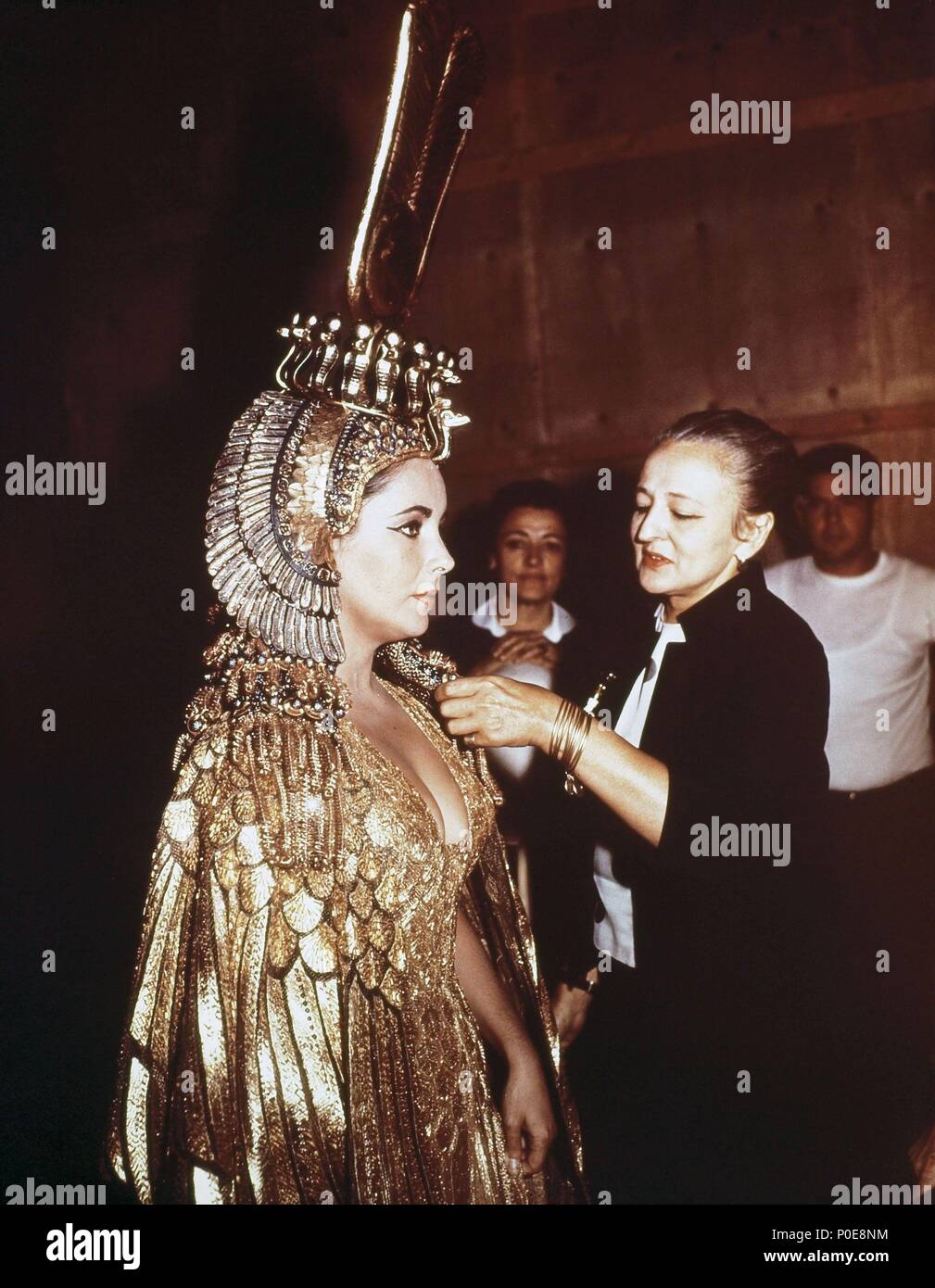 Elizabeth taylor on set of cleopatra hi-res stock photography and ...