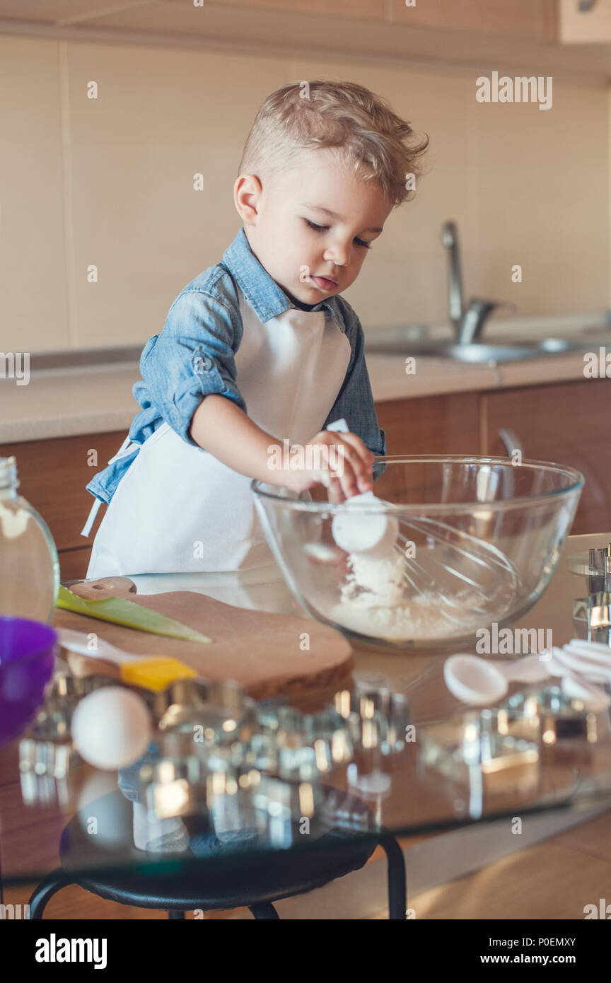 Child adding flour hi-res stock photography and images - Alamy