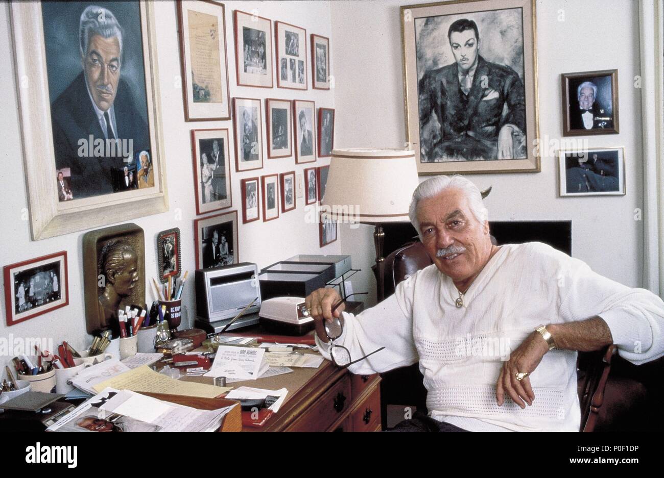 Cesar romero hi-res stock photography and images - Alamy