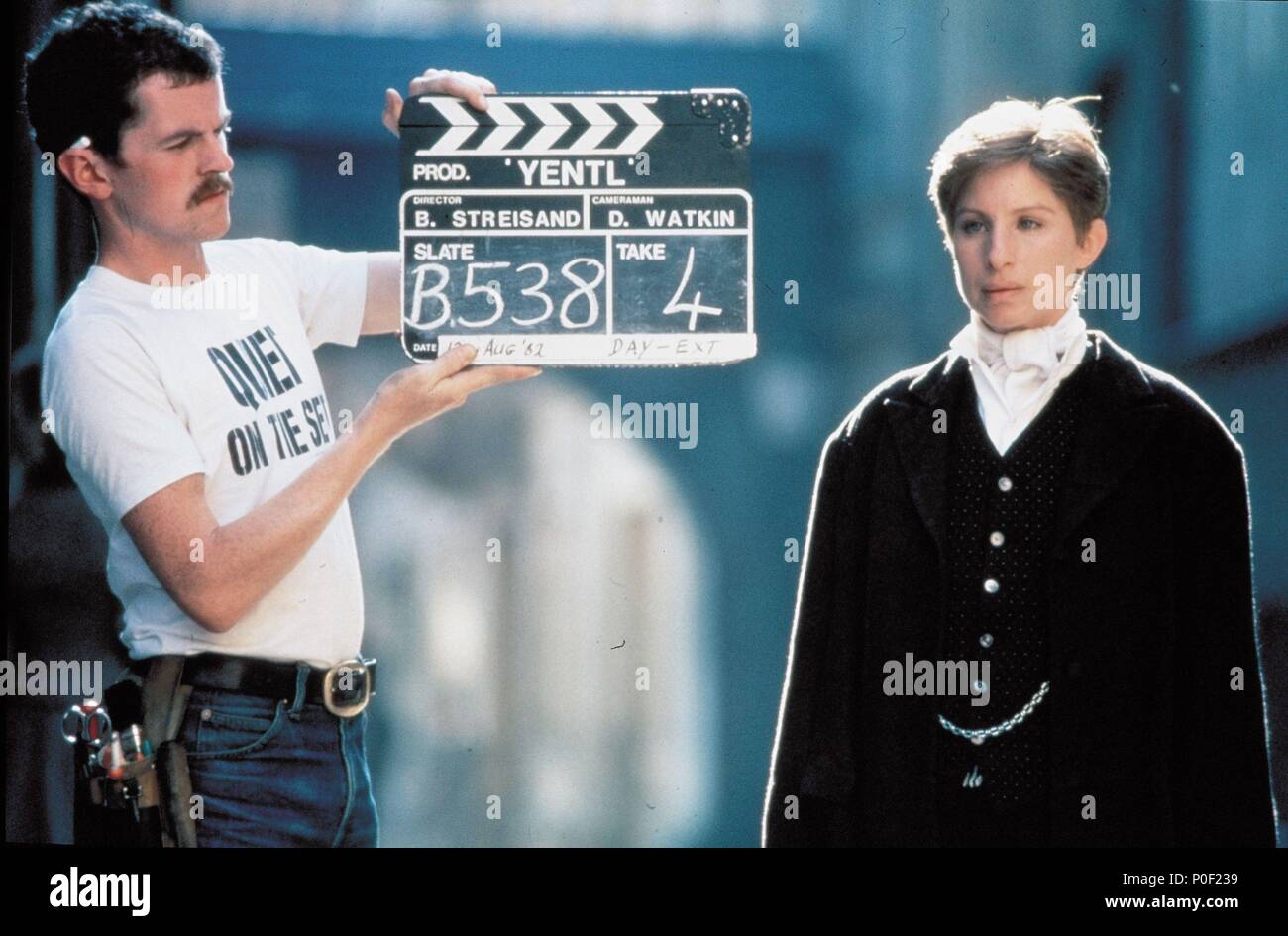 Barbra streisand yentl 1983 hi-res stock photography and images - Alamy