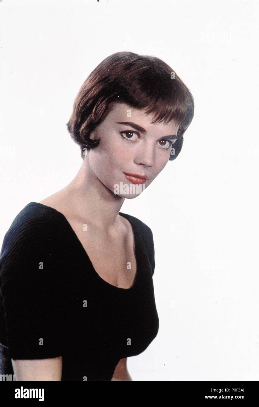 Natalie wood 1957 hi-res stock photography and images - Alamy