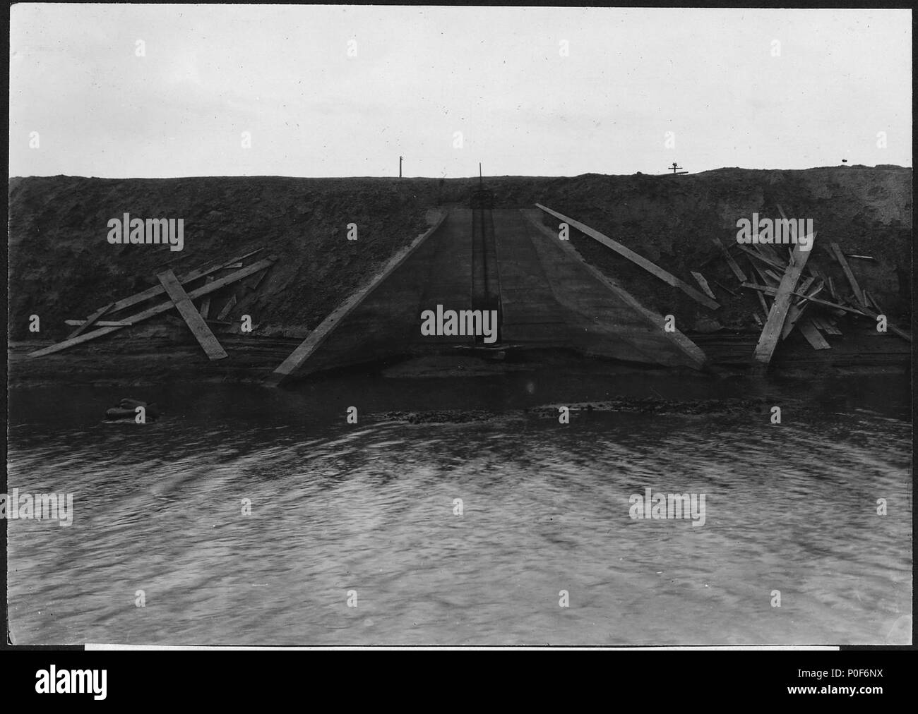 Tristate lateral headgate from opposite bank Stock Photo - Alamy