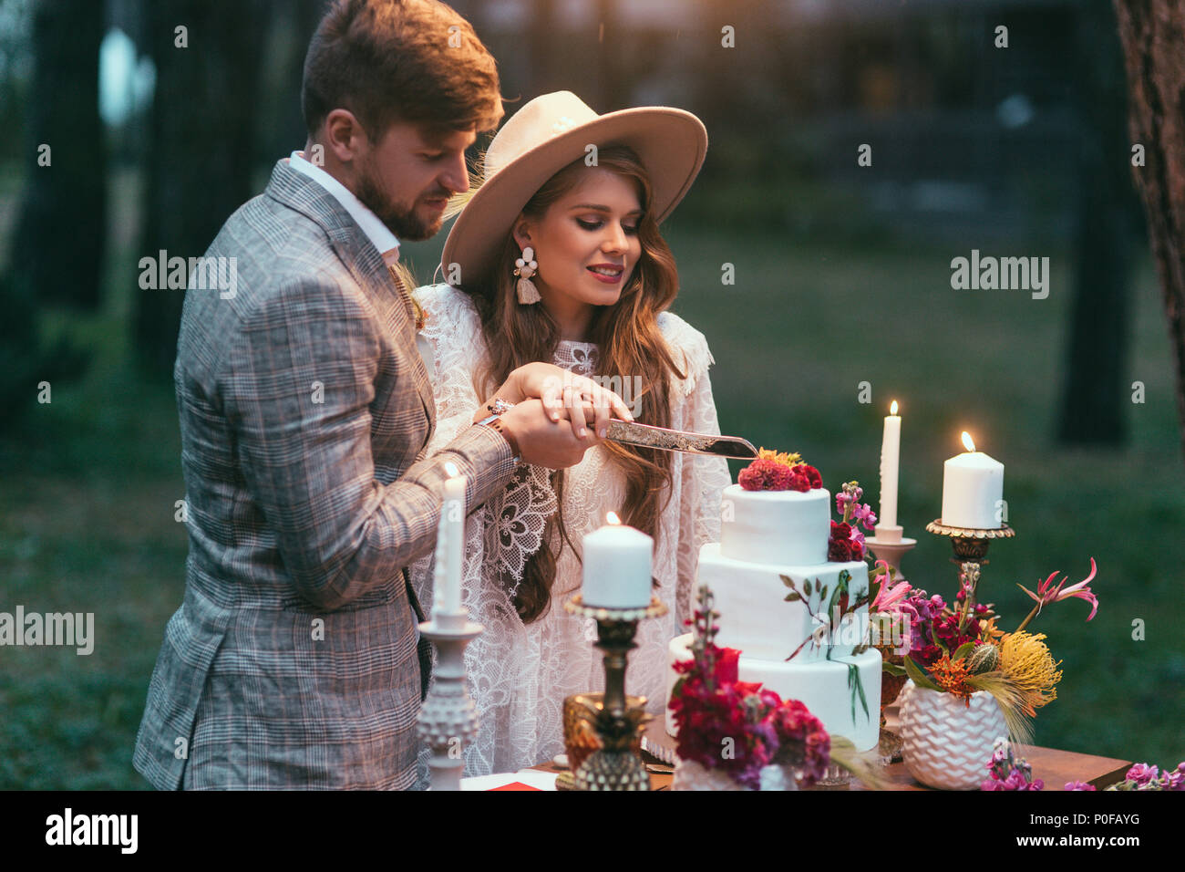 Cutting wedding cake hi-res stock photography and images - Alamy