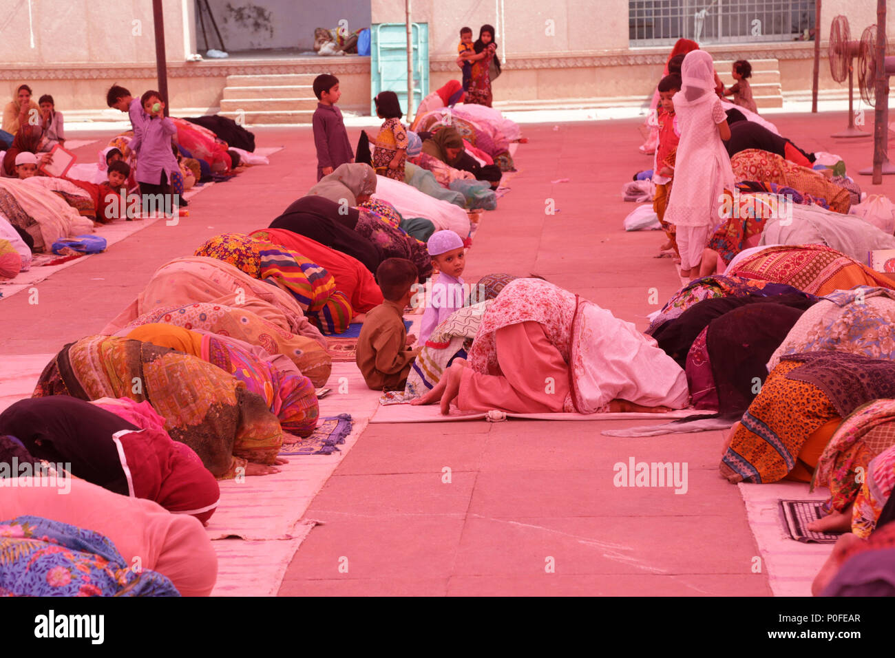 Lahore, Pakistan. 08th June, 2018. Pakistani Muslims offer prayers ...