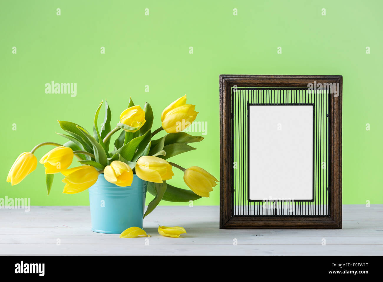 Real flower frame hi-res stock photography and images - Alamy