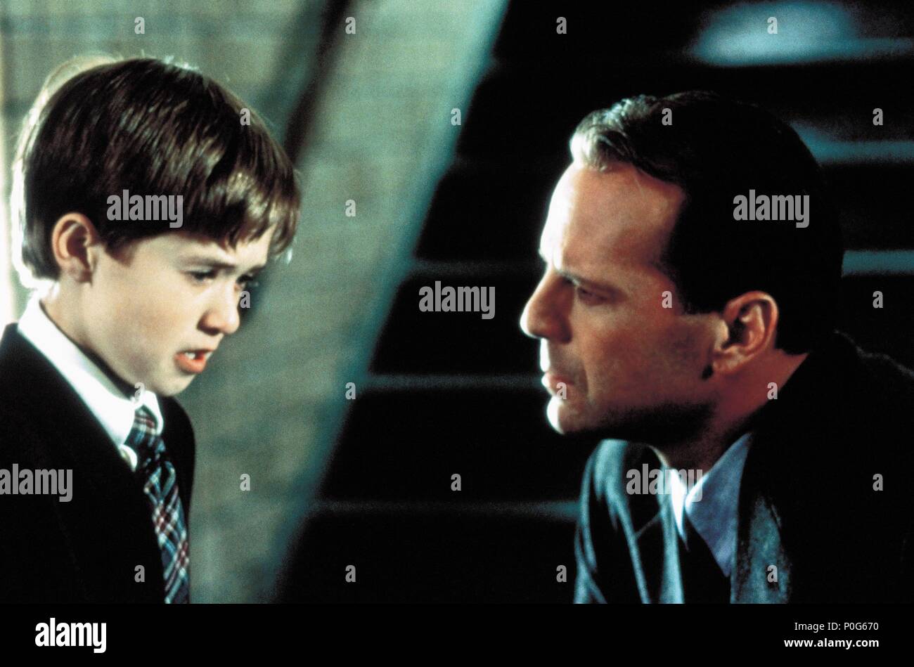 Haley joel osment and bruce willis hi-res stock photography and images ...