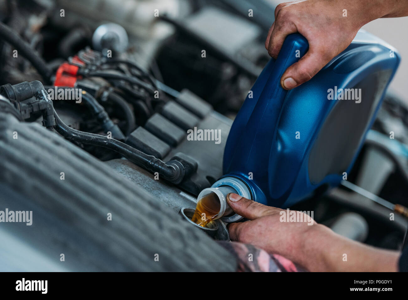 Changing oil in car motor hi-res stock photography and images - Alamy