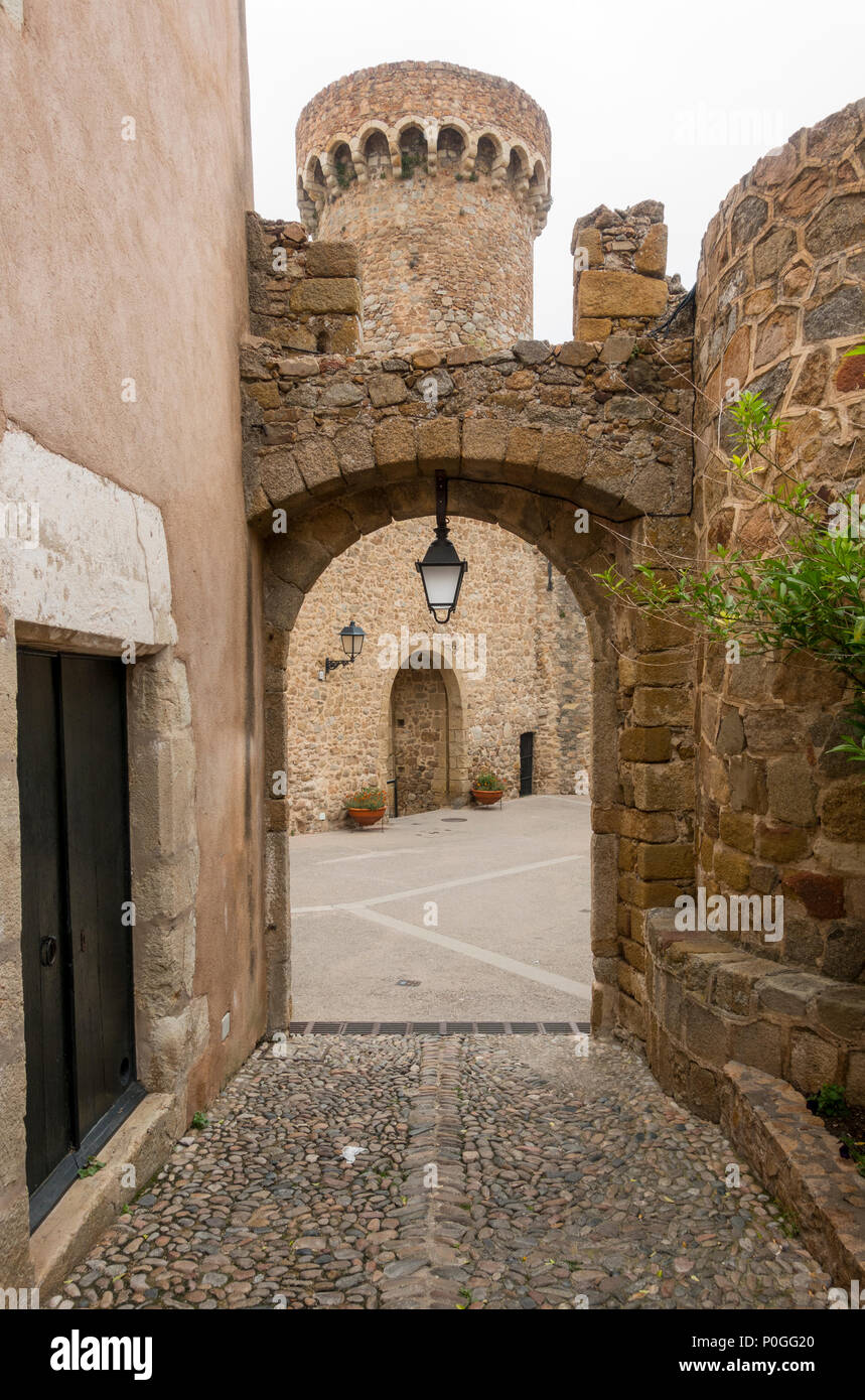 Entrance to a castle hi-res stock photography and images - Alamy