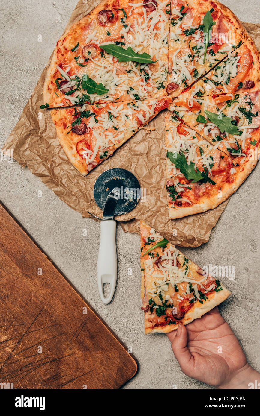 Hand cutting pizza top view hi-res stock photography and images - Alamy