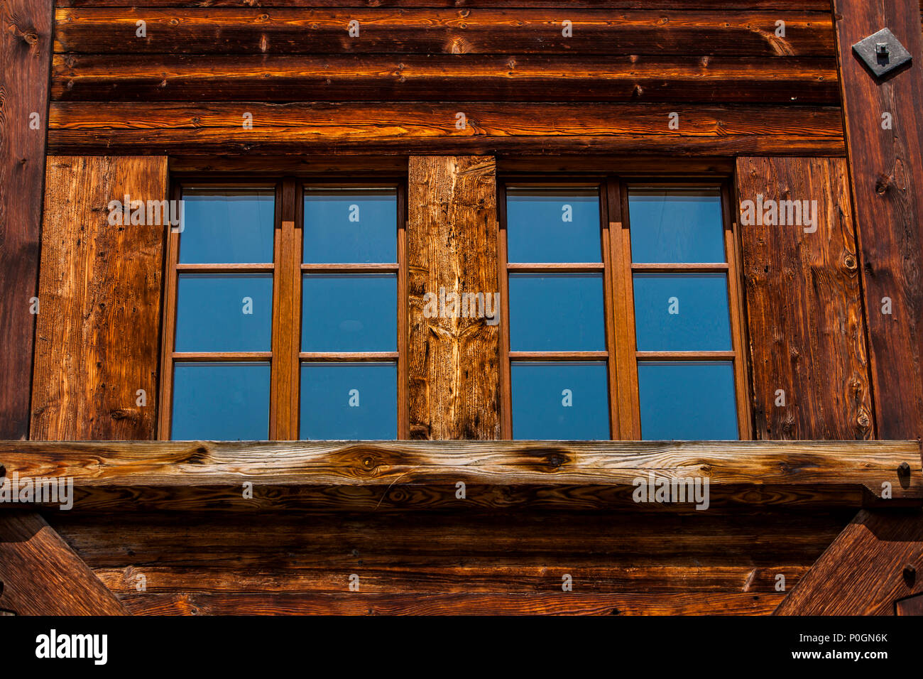 Traditional swiss chalet hi-res stock photography and images - Alamy