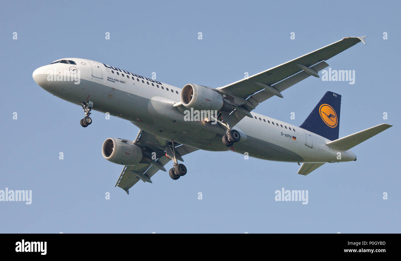 Lufthansa airbus a320 landing london heathrow airport hi-res stock ...