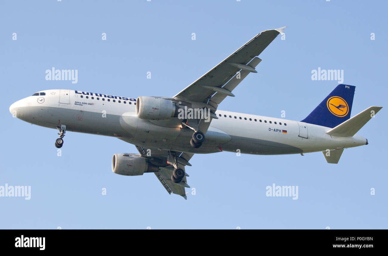 Lufthansa airbus a320 landing london heathrow airport hi-res stock ...