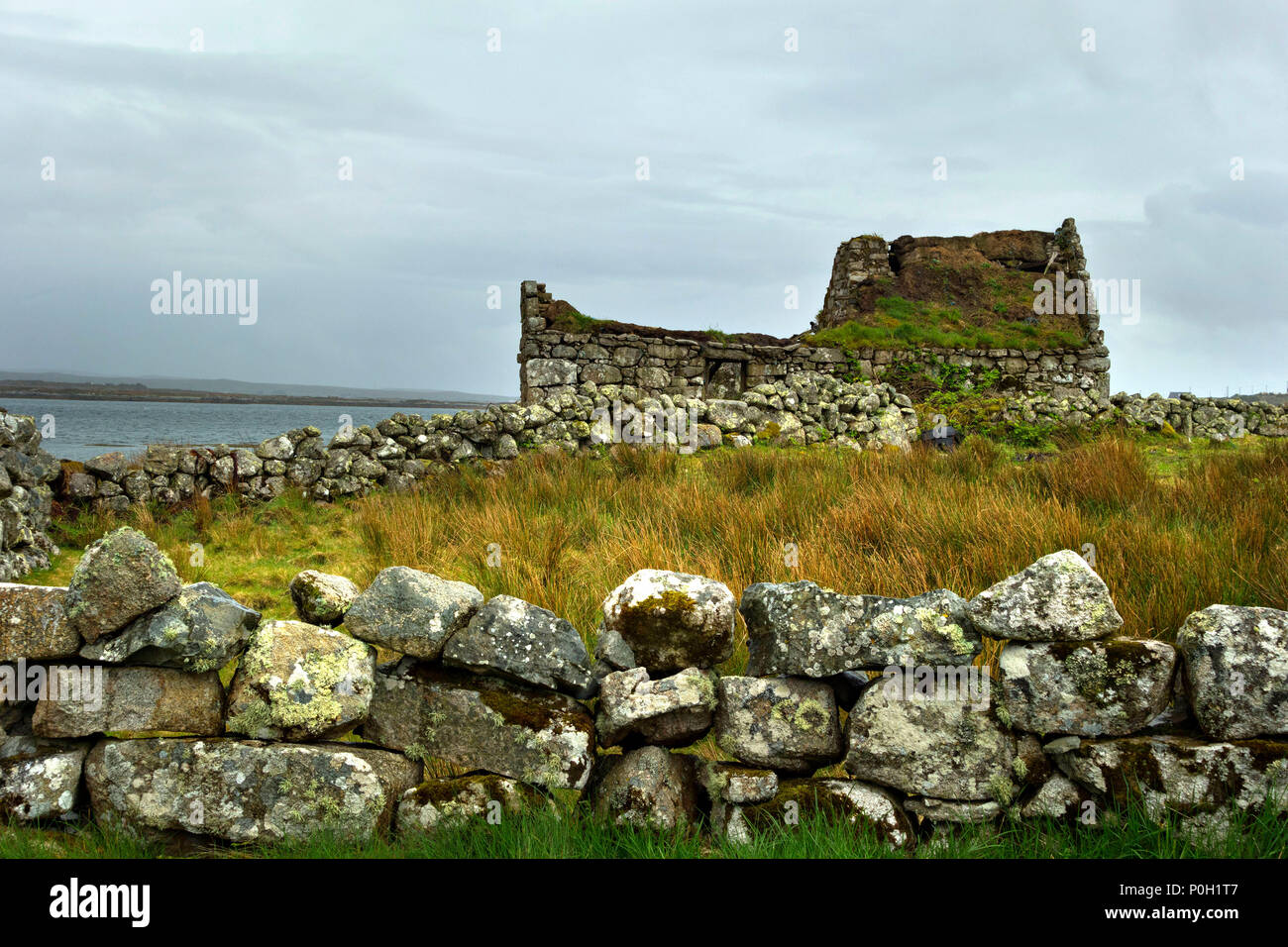 Irish landscape stone walls hi-res stock photography and images - Alamy