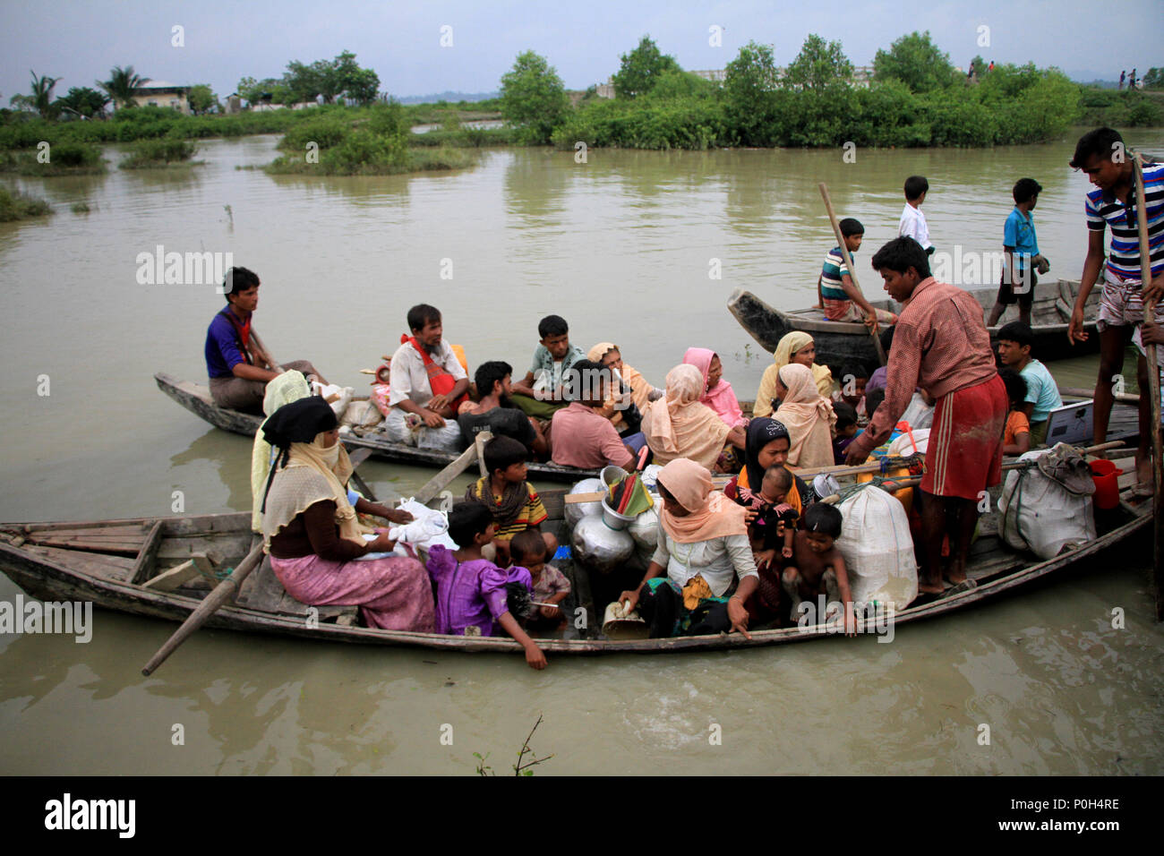 Bangladesh: Rohingya refugees fleeing military operation in Myanmar’s ...