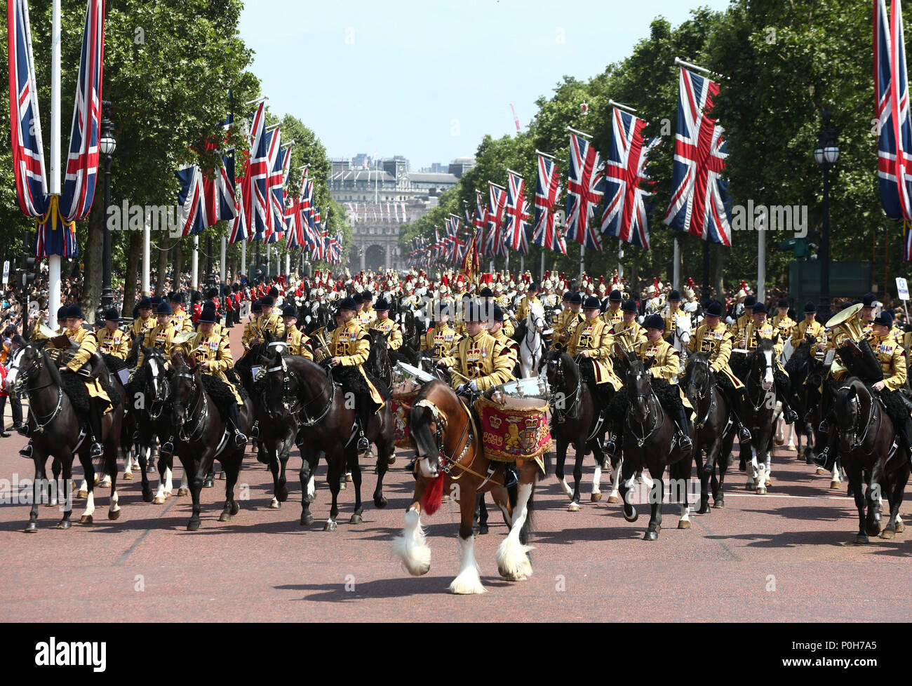 The parade makes its way up The Mall from Horse Guards Parade to ...