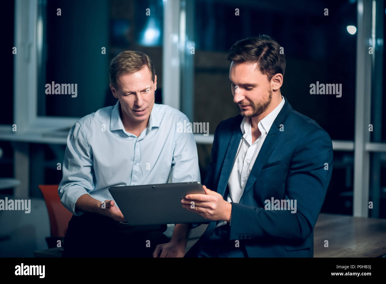 Working late in office hi-res stock photography and images - Alamy