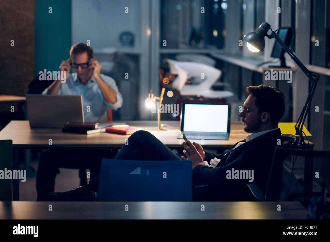 See two gentlemen talking hi-res stock photography and images - Alamy