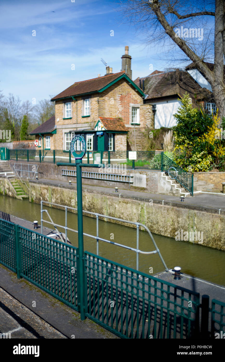 Top lock cottage hi-res stock photography and images - Alamy