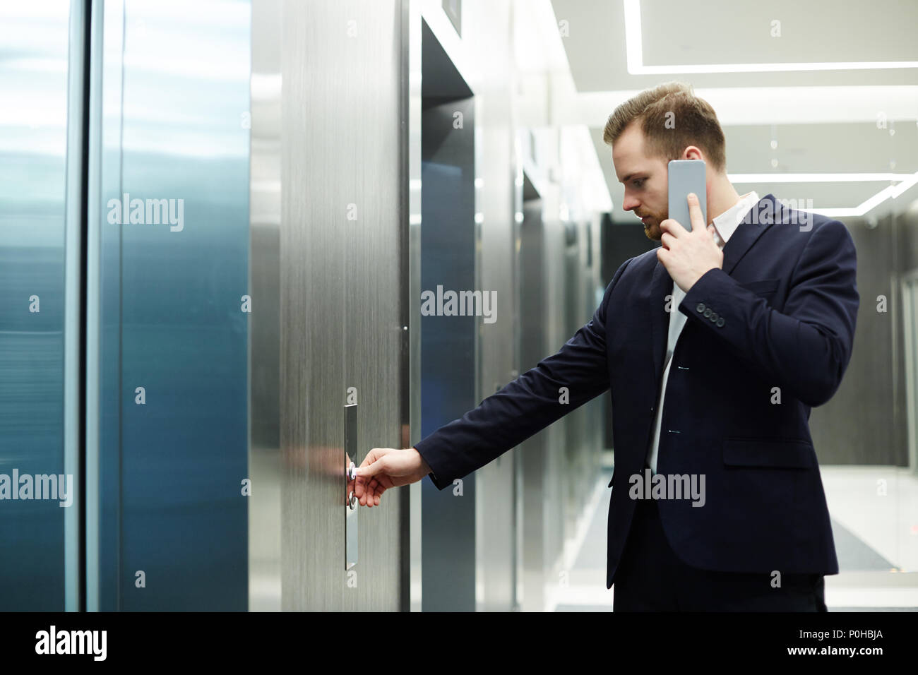 Business people waiting for lift hi-res stock photography and images ...