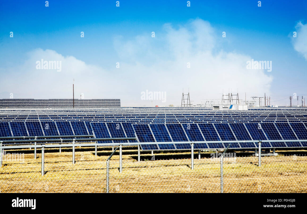 Solar panels field us hi-res stock photography and images - Alamy