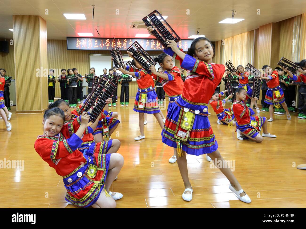 Primary school students sing hi-res stock photography and images - Alamy