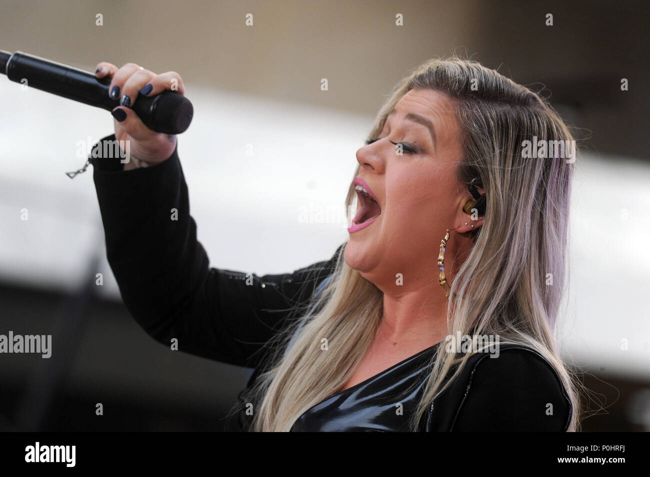 NEW YORK, NY - JUNE 08: Singer Kelly Clarkson performs on NBC's 'Today ...