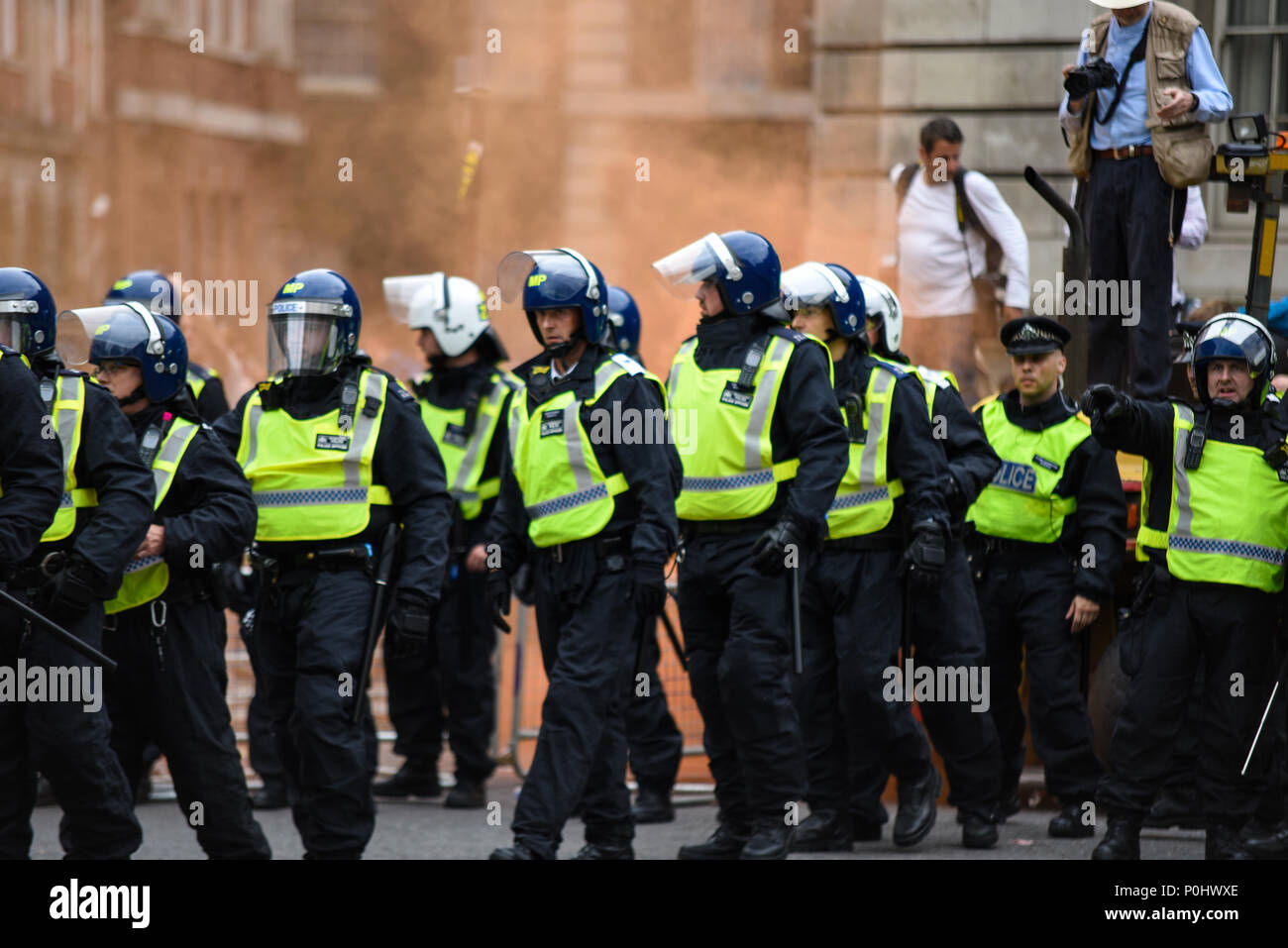 Metropolitan police in riot gear hi-res stock photography and images ...