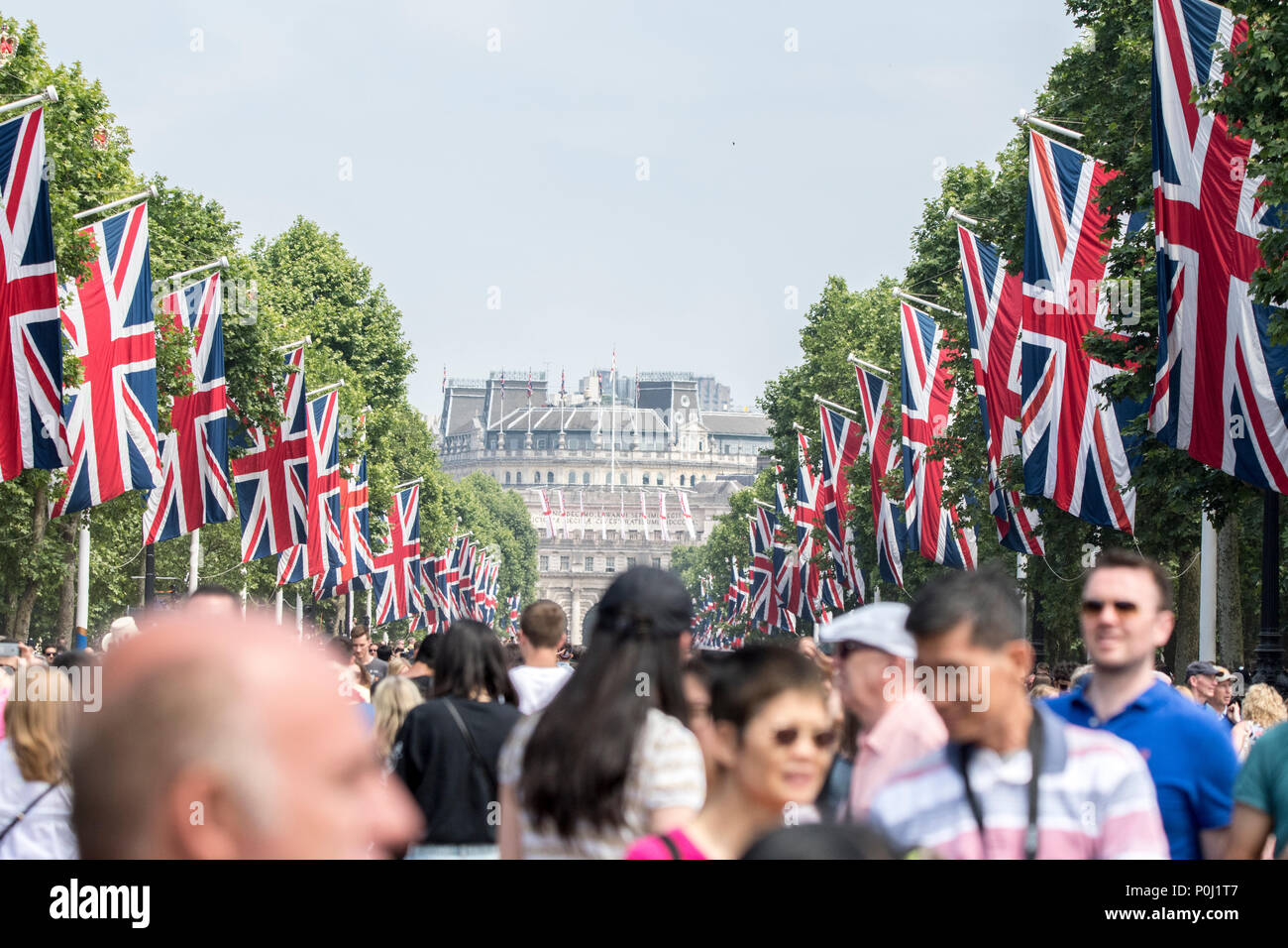 Buckingham palace view from balcony hi-res stock photography and images ...