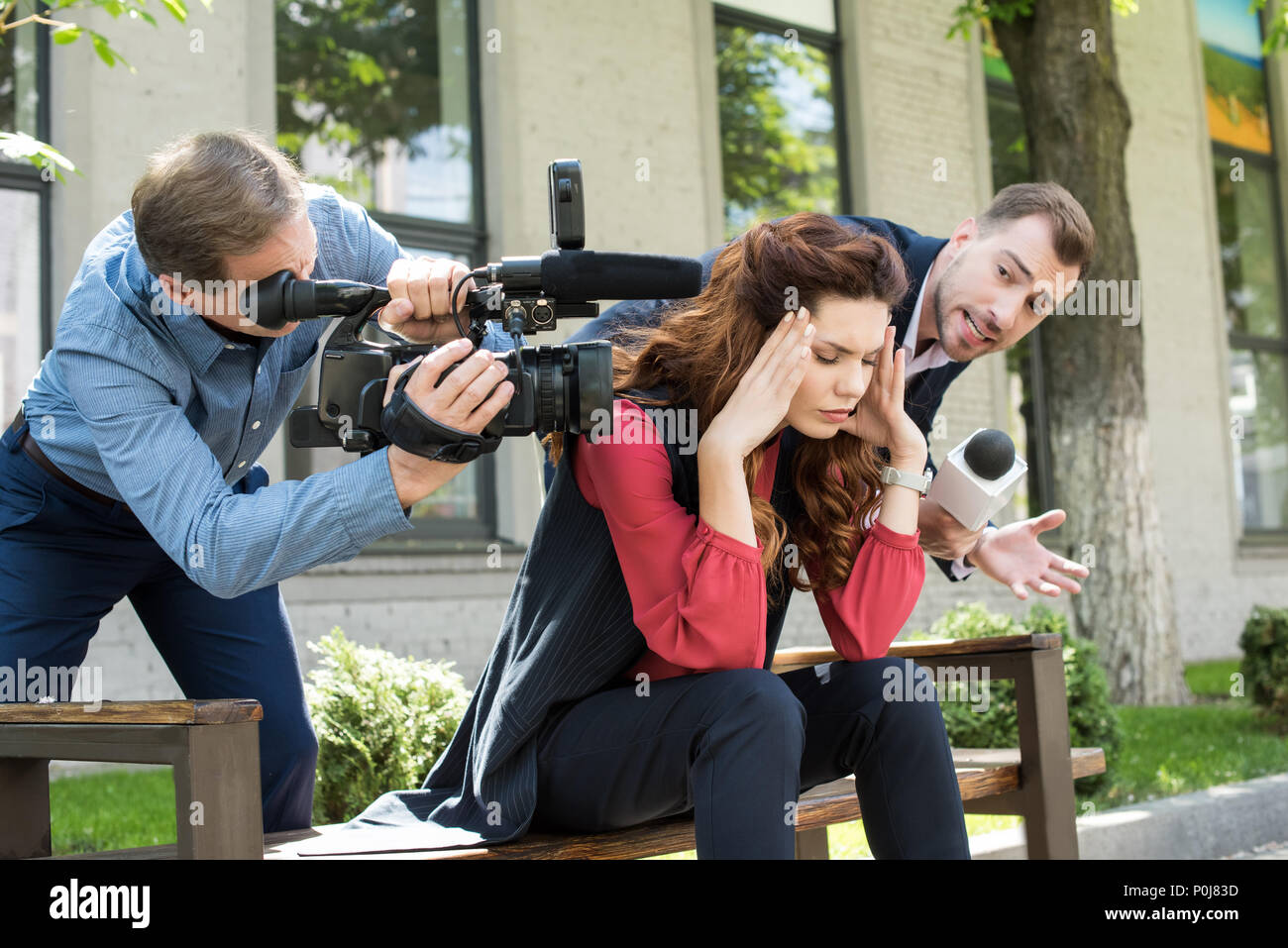 Male tv reporter talking to camera hi-res stock photography and images ...