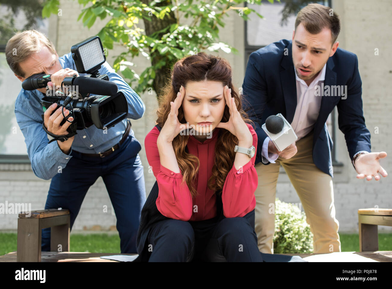 Male tv reporter talking to camera hi-res stock photography and images ...