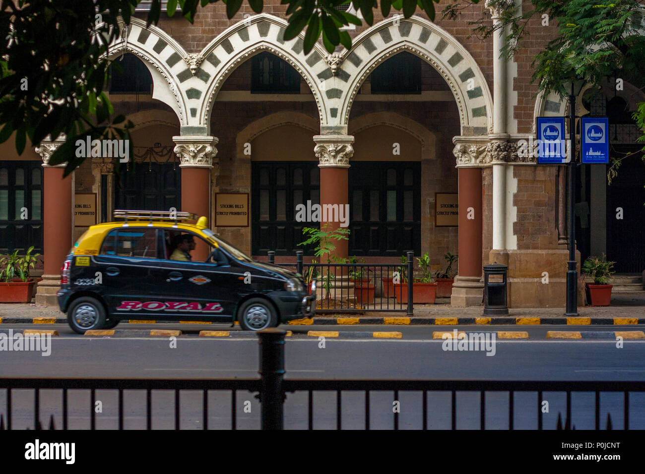 Street scene with taxi bombay india hi-res stock photography and images ...
