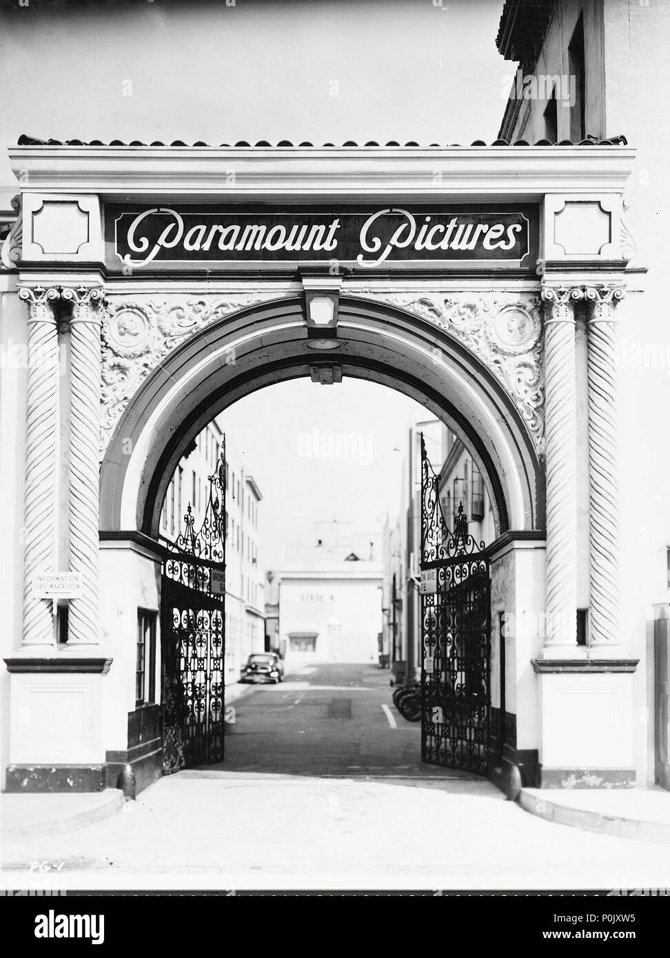 Description: Estudio de cine Paramount Pictures. "The Gate Bronson ...