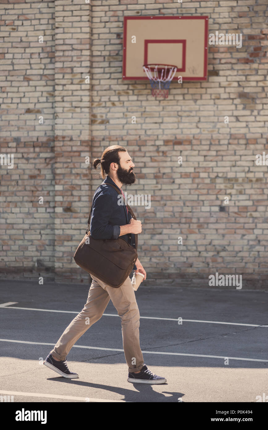 Man passing basketball hi-res stock photography and images - Alamy