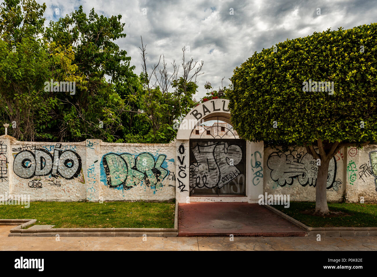 Spanish graffiti on the wall of a house opposite the beach in Axarquía ...