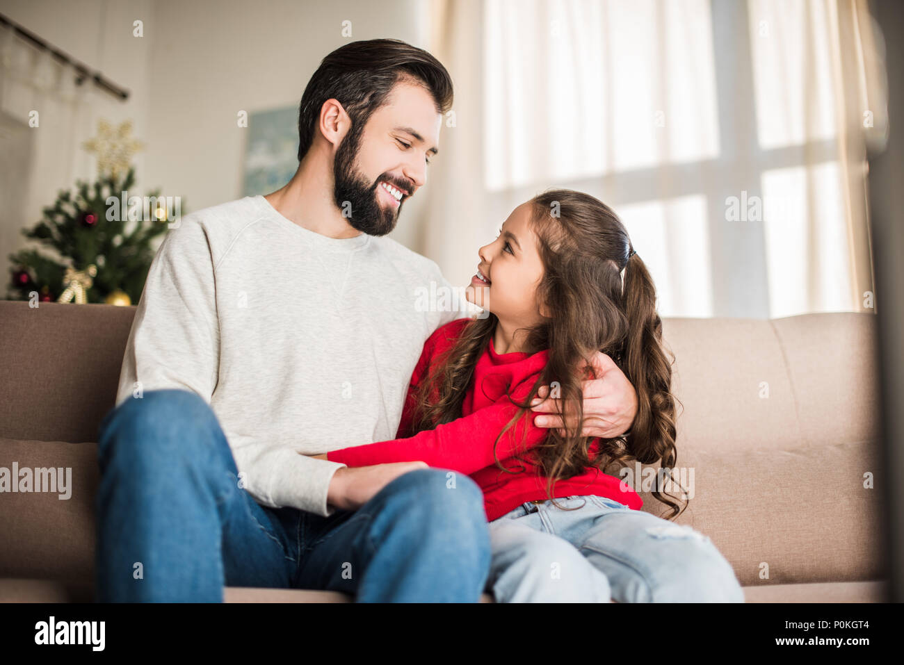 Father daughter hugging other hi-res stock photography and images - Alamy