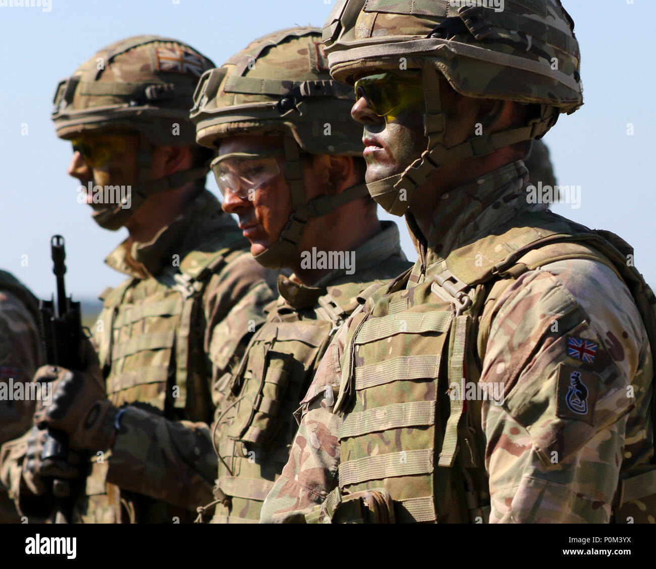 British army soldiers stand guard hi-res stock photography and images ...