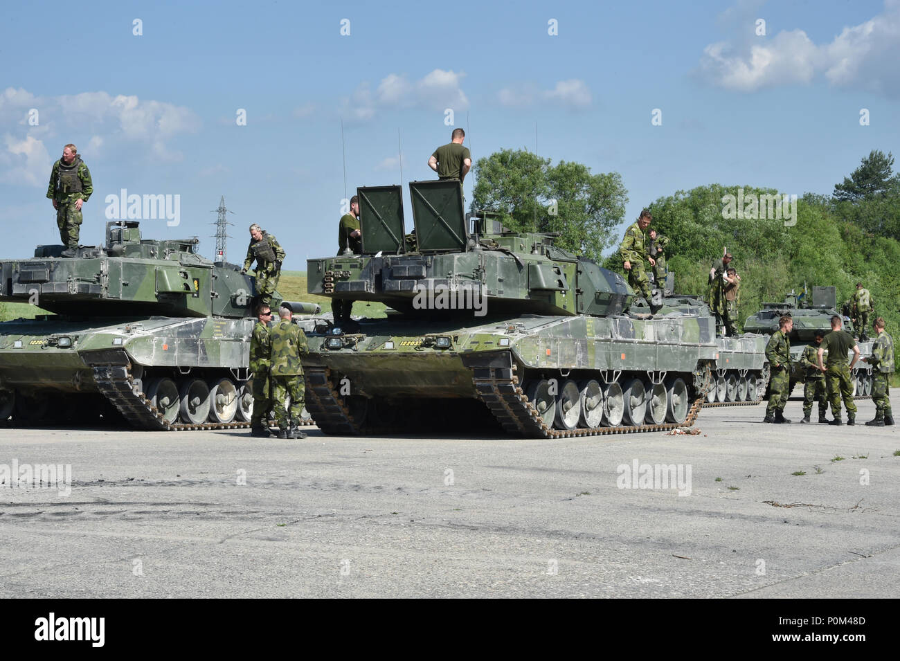 Swedish soldiers with the Wartofta Tank Company, Skaraborg Regiment ...
